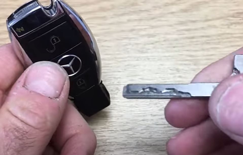 Mercedes A Class Key Fob Battery Replacement – Automotive Roar