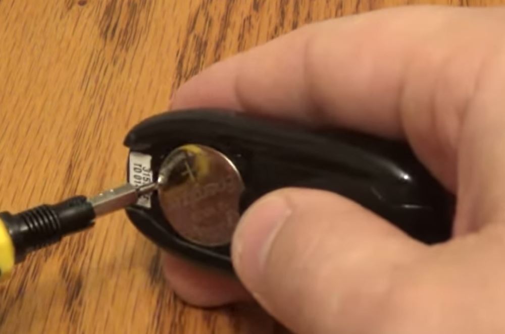 EASY: Tesla Model S Key Fob Battery Change – Automotive Roar