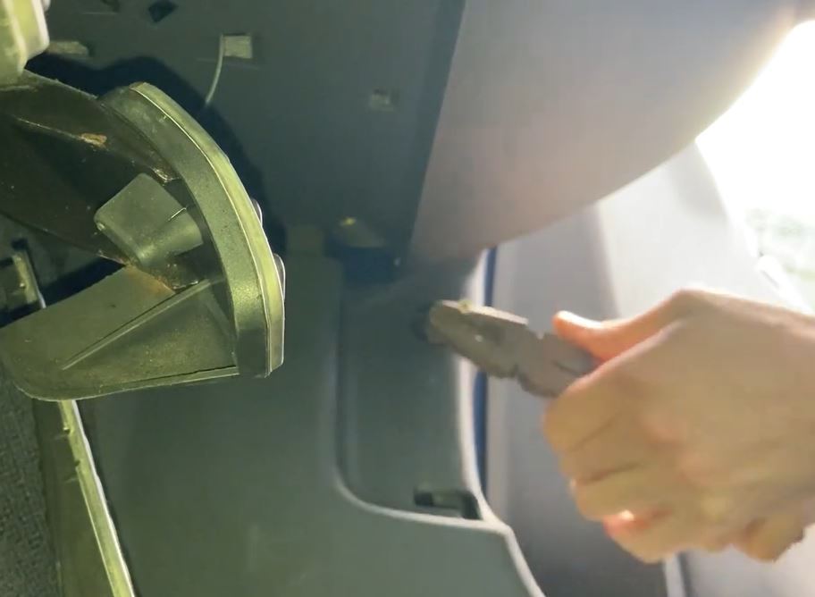 Audi TT MK2: Easily Change Your Bonnet Release Handle In Seconds ...
