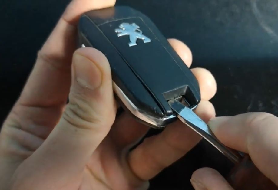 Peugeot 208 Key Fob Battery Replacement – Automotive Roar