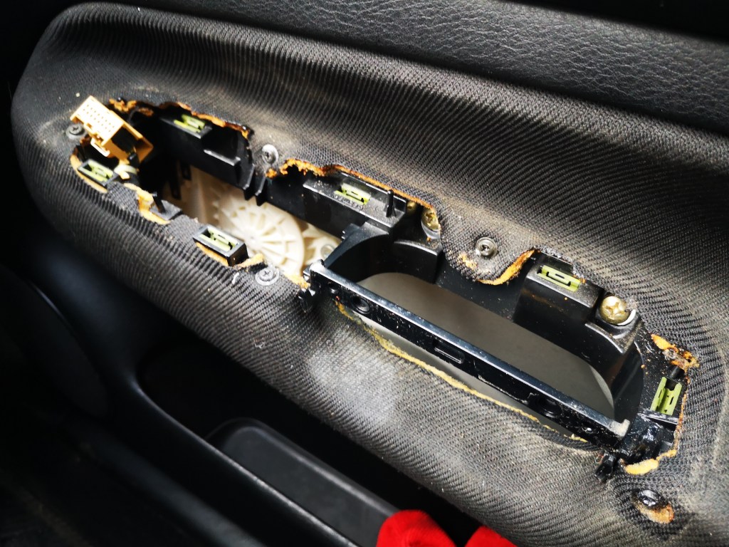 VW Golf MK4 Drivers Window Switch Replacement – Automotive Roar