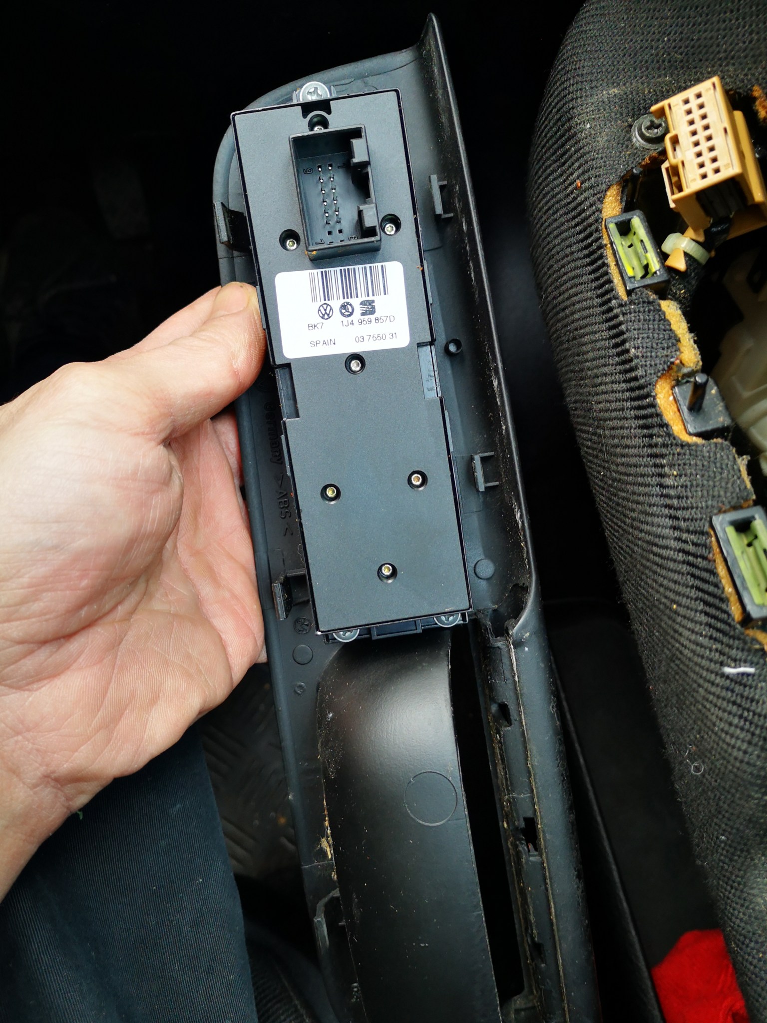 VW Golf MK4 Drivers Window Switch Replacement – Automotive Roar